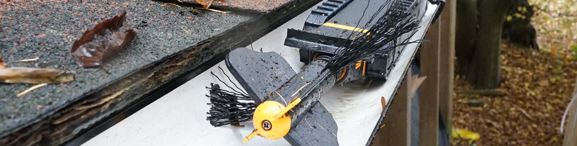 5 Best Gutter Cleaning Tools (Winter 2025) – Reviews & Buying Guide