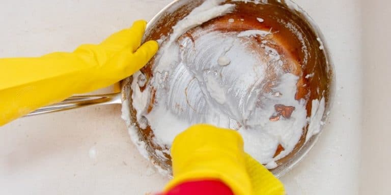 How to Clean Bottom of Pans: Methods That Work