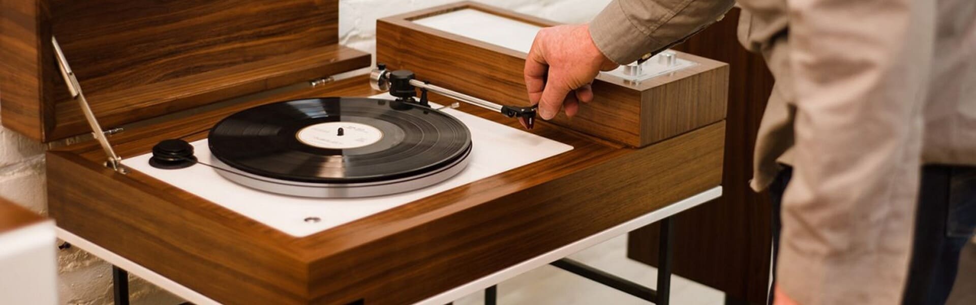 How to Use a Record Player: In-detail Guide