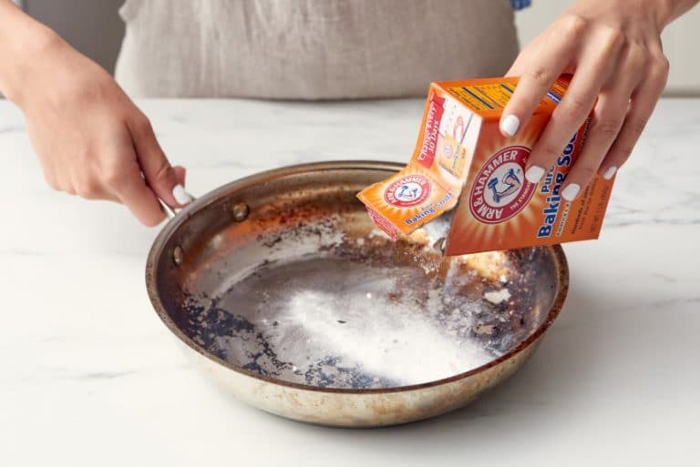 How to Clean Bottom of Pans: Methods That Work